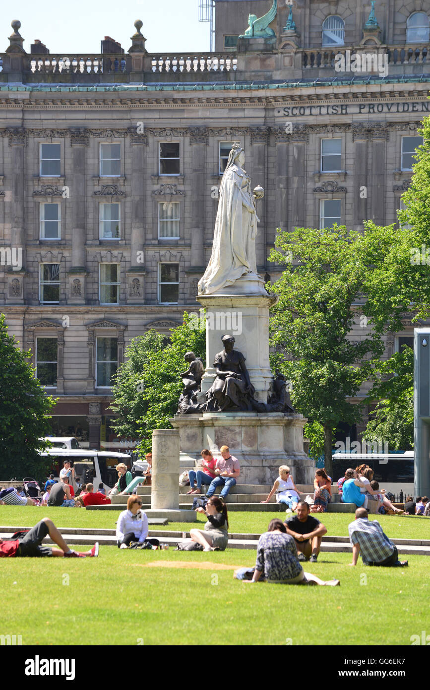 Statue of Queen Victoria by city hall, Belfast Stock Photo - Alamy