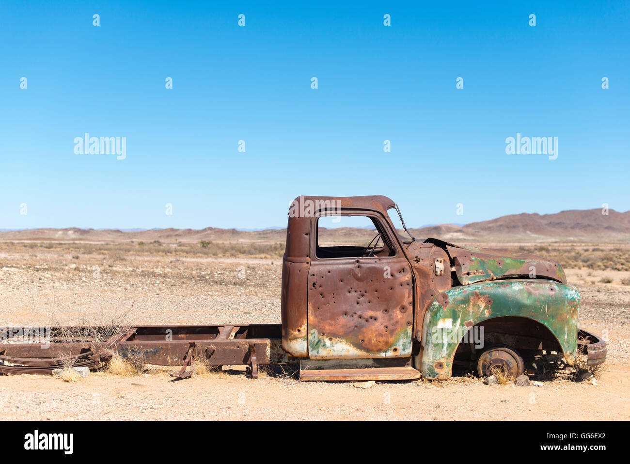Rusty car in desert hi-res stock photography and images - Alamy