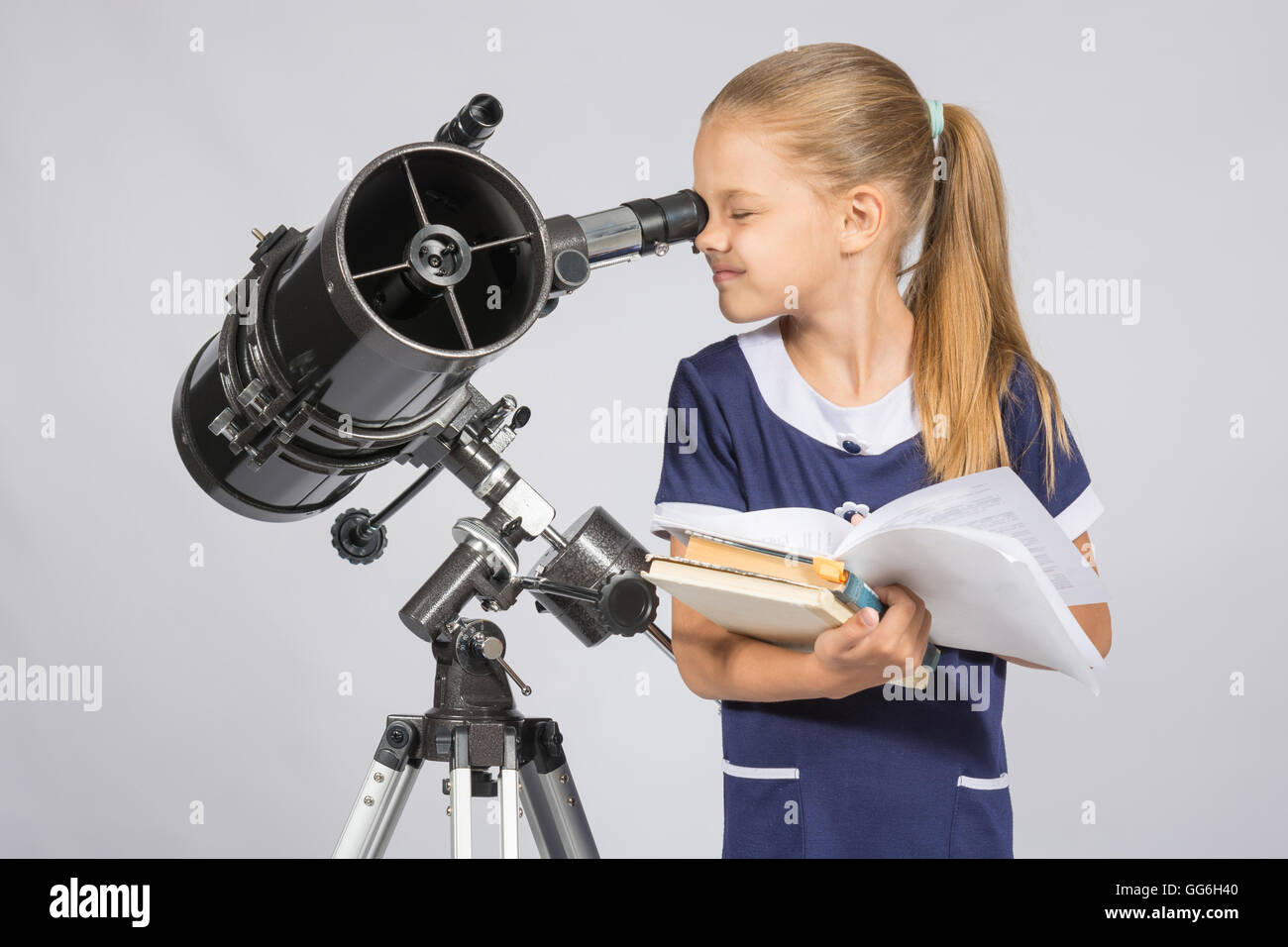 Child looking through a telescope hi-res stock photography and images ...