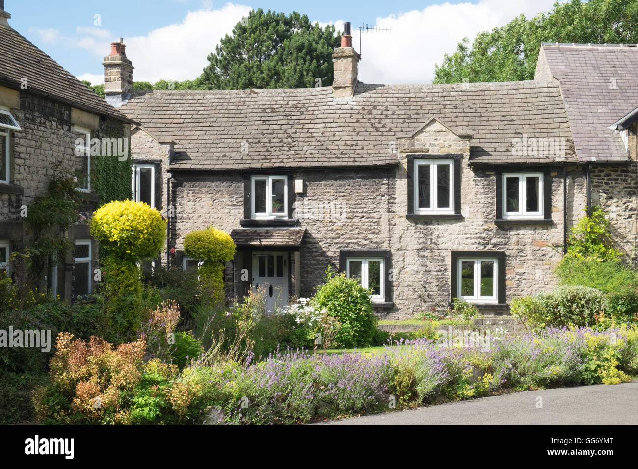 Pretty cottages in Castleton, Peak District National Park, UK Stock ...