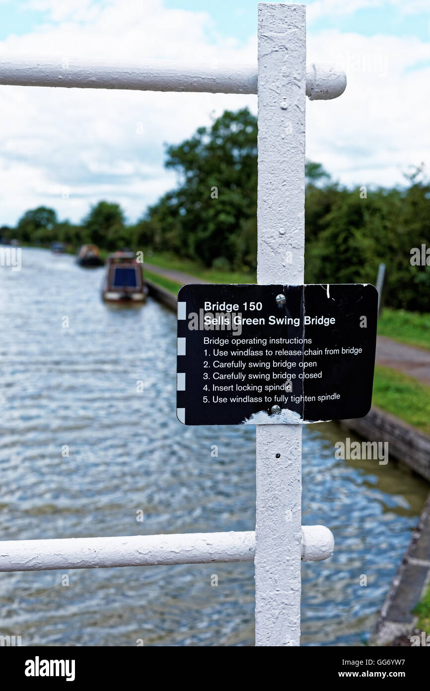 Swing bridge on kennet hi-res stock photography and images - Alamy