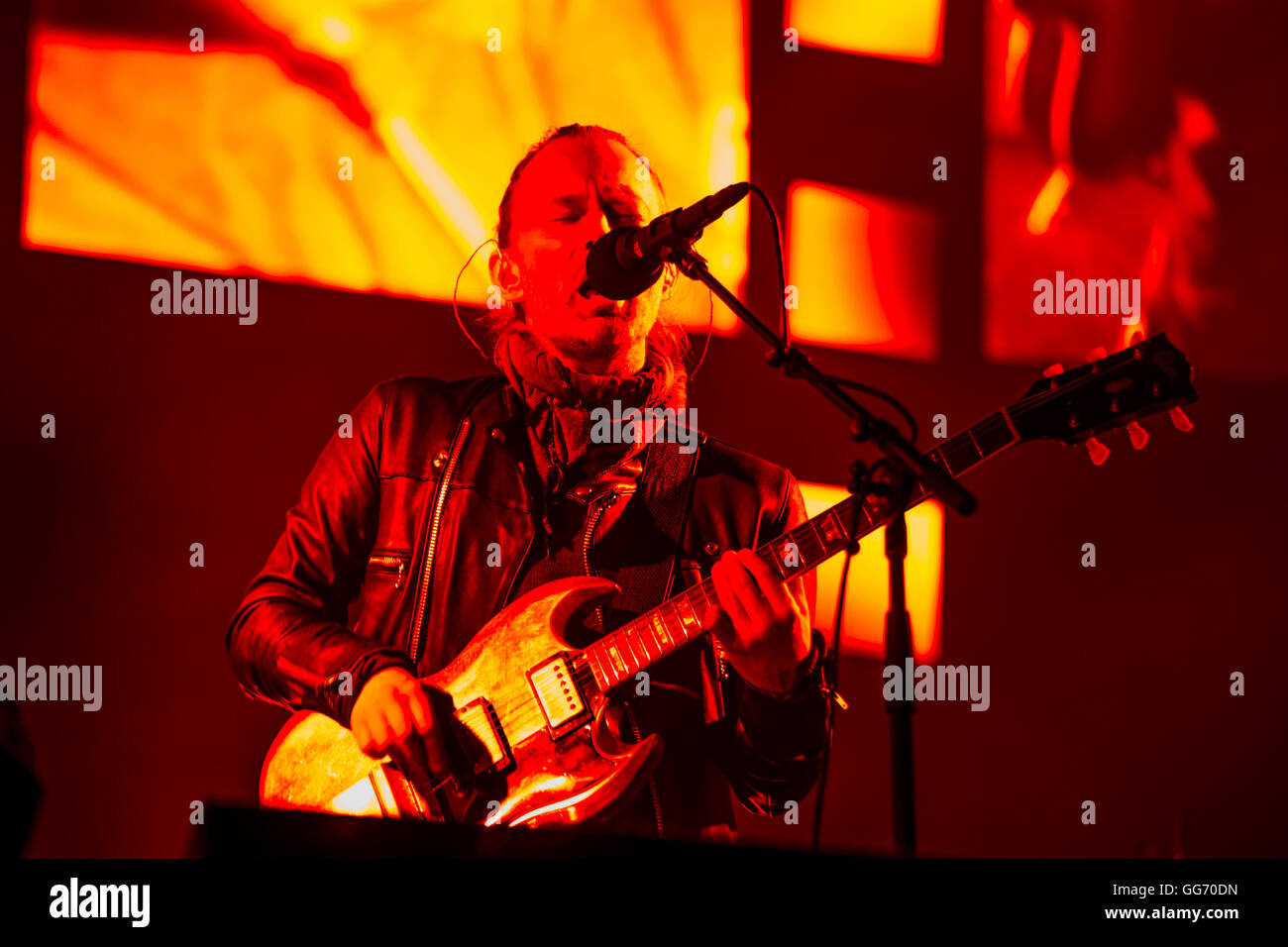 Radiohead in concert hi-res stock photography and images - Alamy