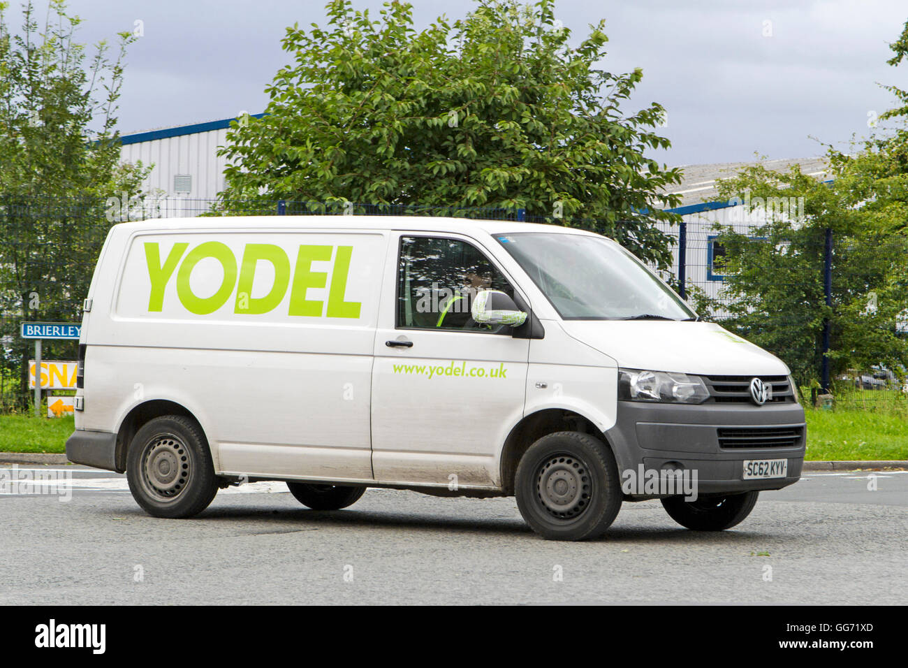 Delivery driver handing parcel hi-res stock photography and images - Alamy