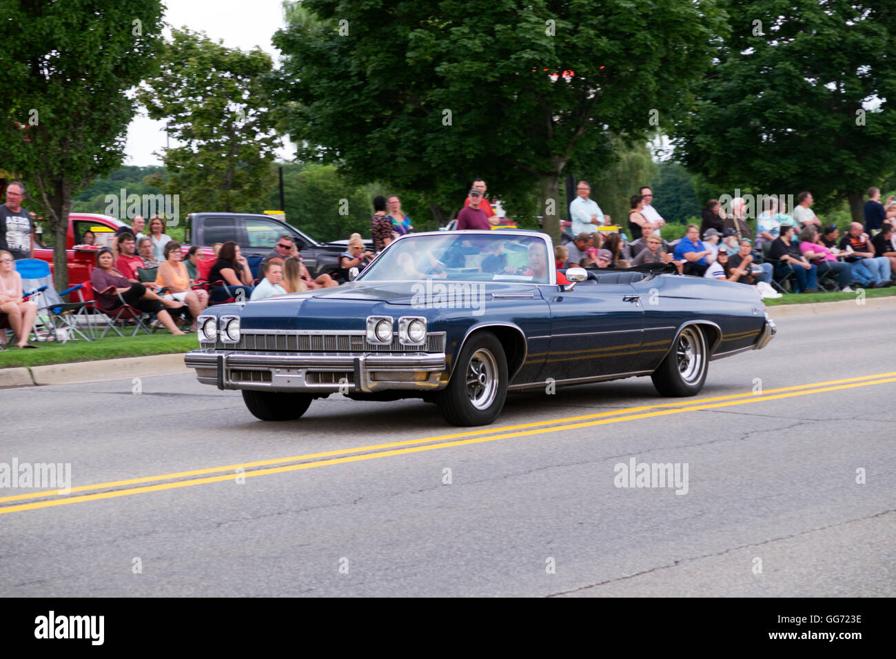 Vintage Buick convertible participates in 2016 Annual Cruz In Parade ...