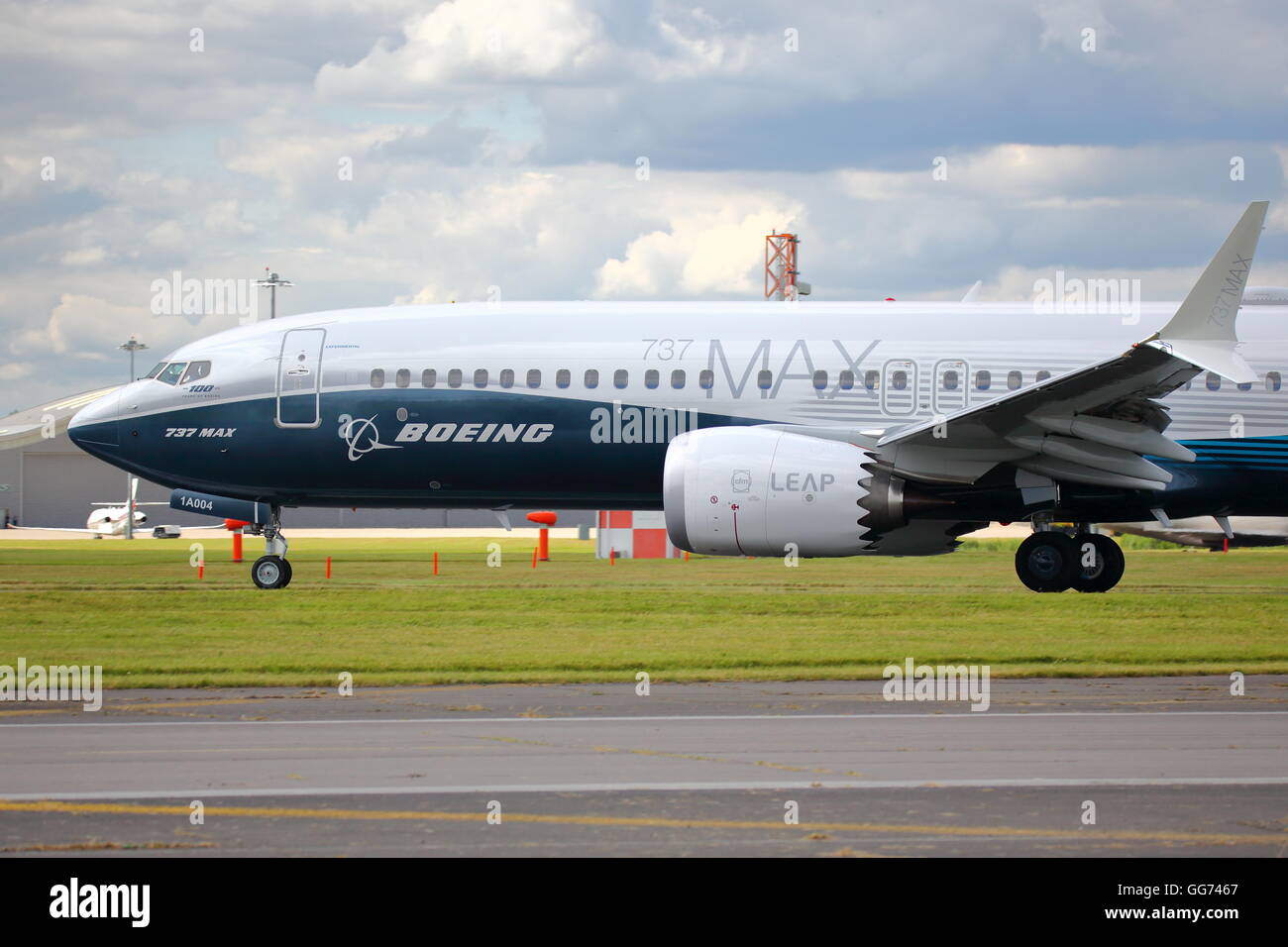Boeing 737MAX Experimental Plane makes an appearance at the Farnborough ...