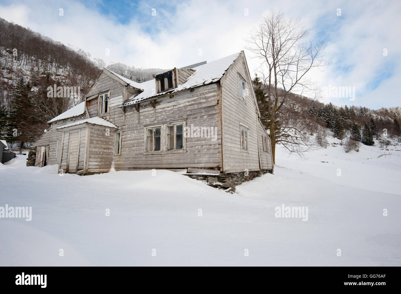 Old abandoned house in snow hi-res stock photography and images - Alamy