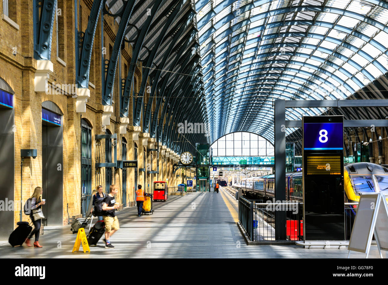 Kings cross train station interior hi-res stock photography and images ...