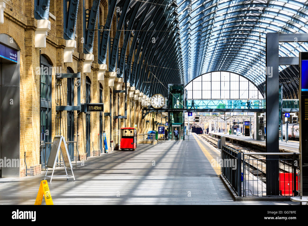Train station uk hi-res stock photography and images - Alamy