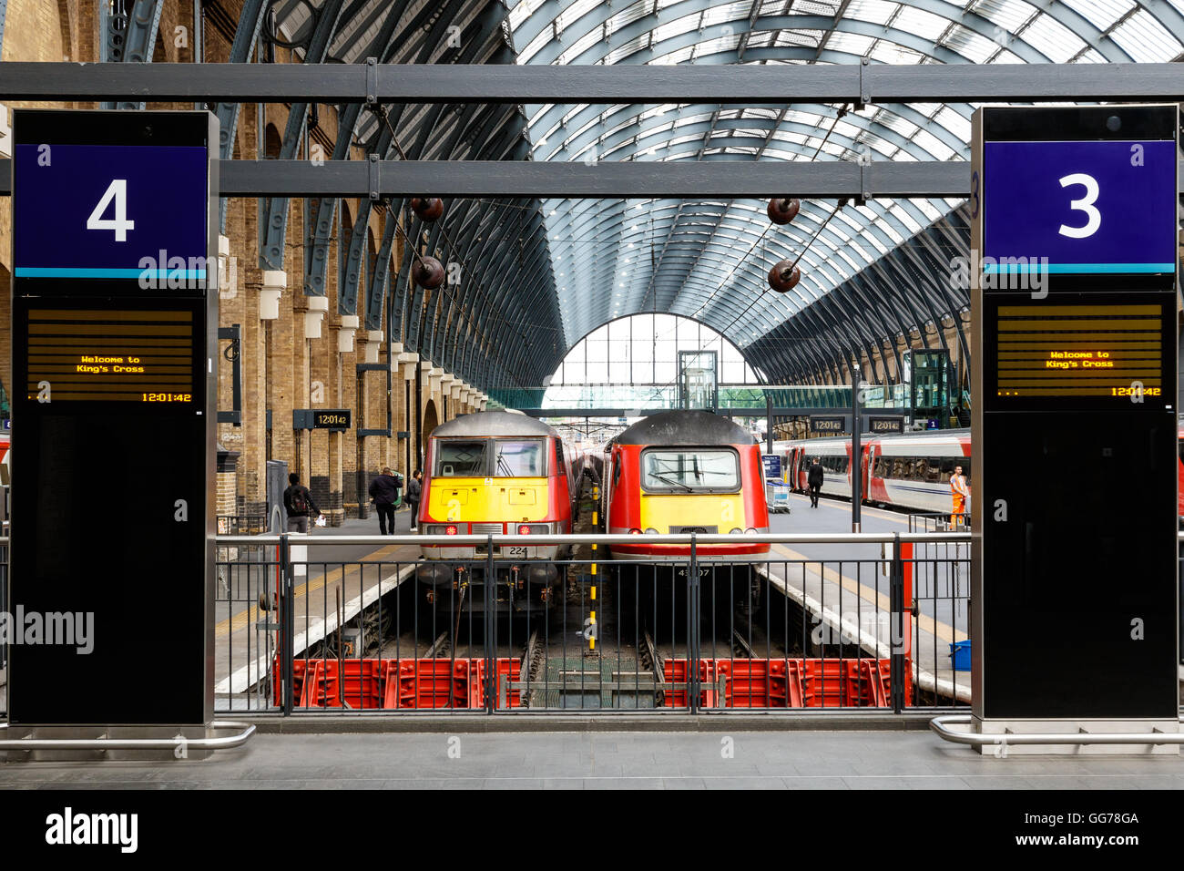 Busy commuter train uk platform hi-res stock photography and images - Alamy