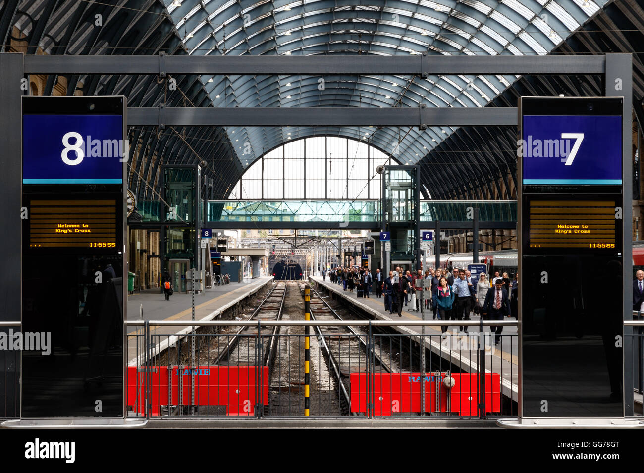 Busy London Train Station High Resolution Stock Photography and Images ...
