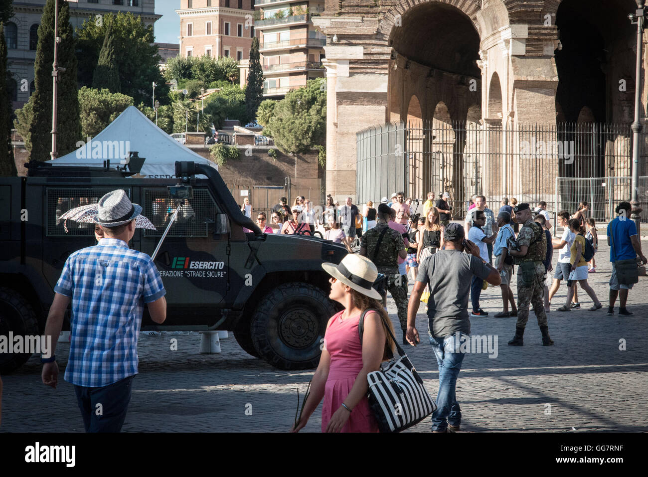 Rome, Italy. 03rd Aug, 2016. The presence dell'Esrcito Italian against ...