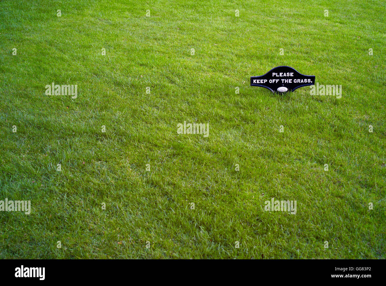 Please keep off the grass / Warning sign Stock Photo - Alamy