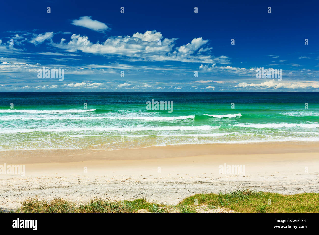 Empty sand beach ocean waves hi-res stock photography and images - Alamy