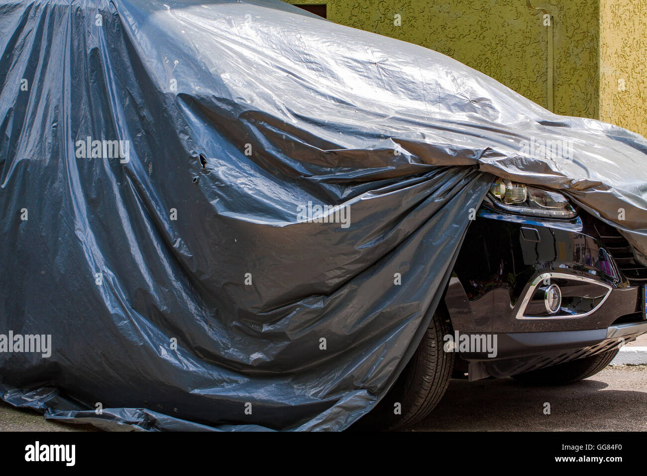 The car masking by plastic film, prevent discolored varnish through ...