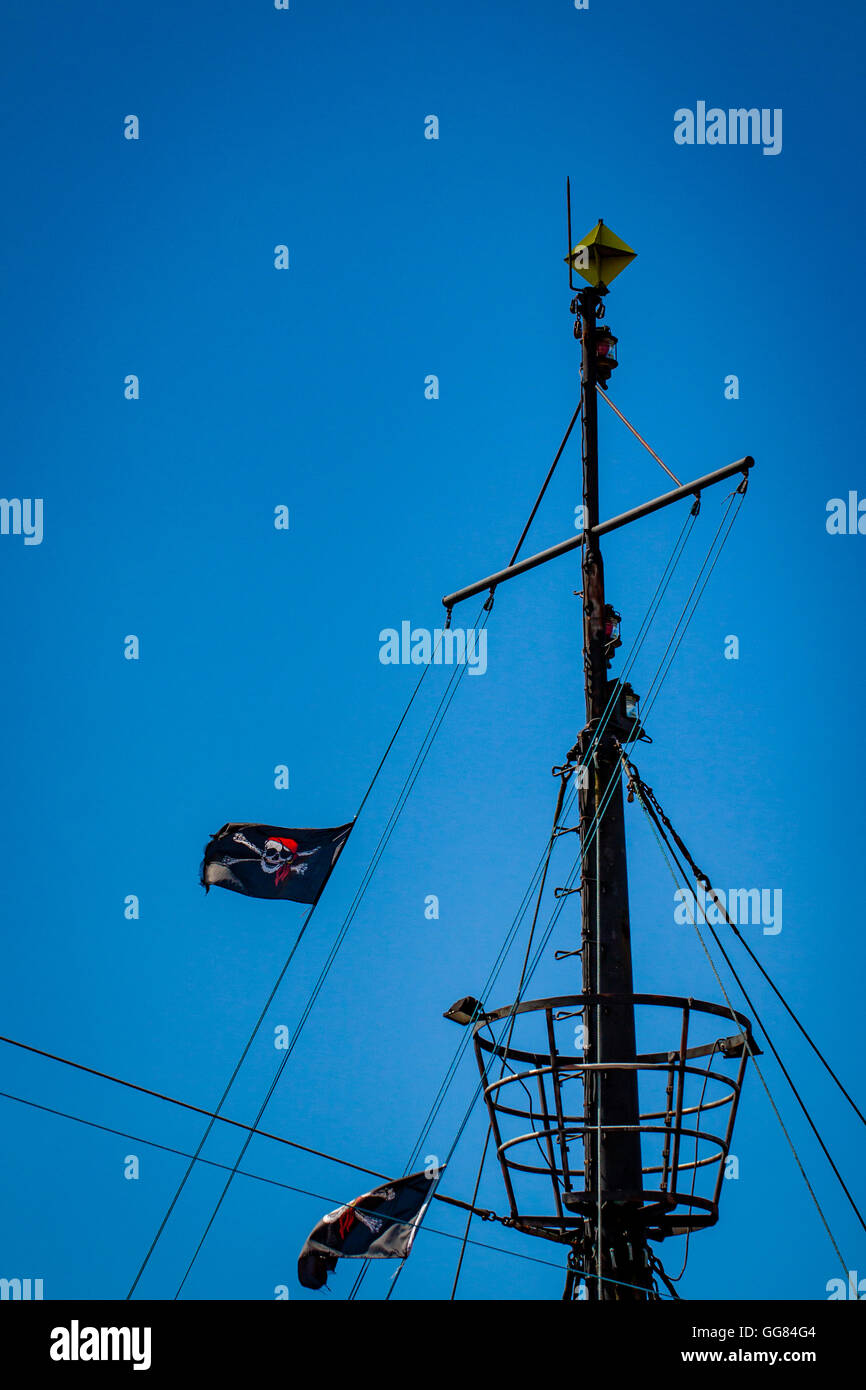 The mast of pirate ship with observation nest Stock Photo - Alamy