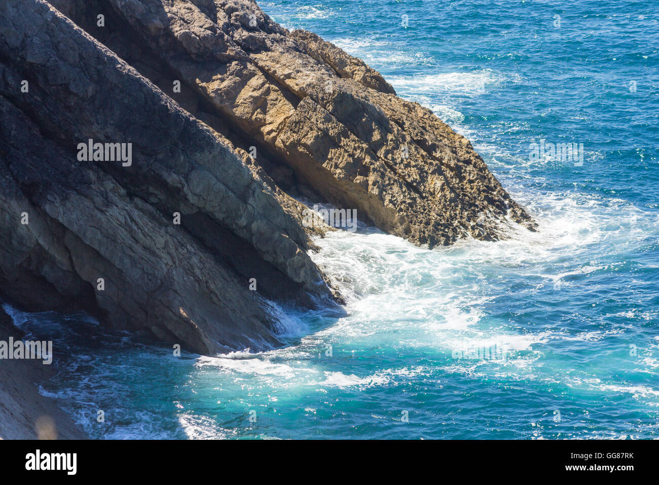 Rocks cliffs on ocean shore hi-res stock photography and images - Alamy