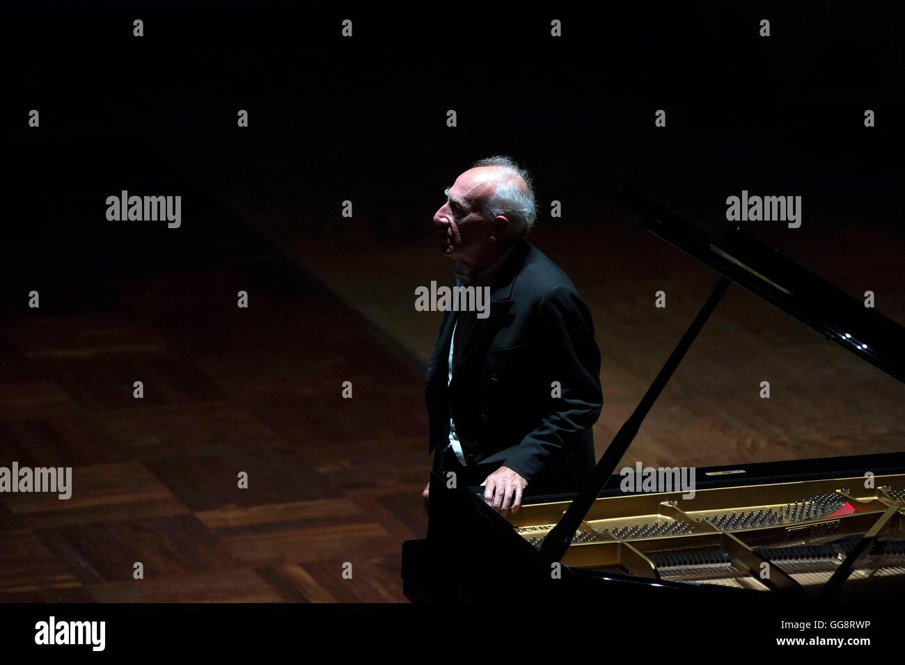 Frankfurt, Germany. 9th Aug, 2016. Italian pianist Maurizio Pollini ...