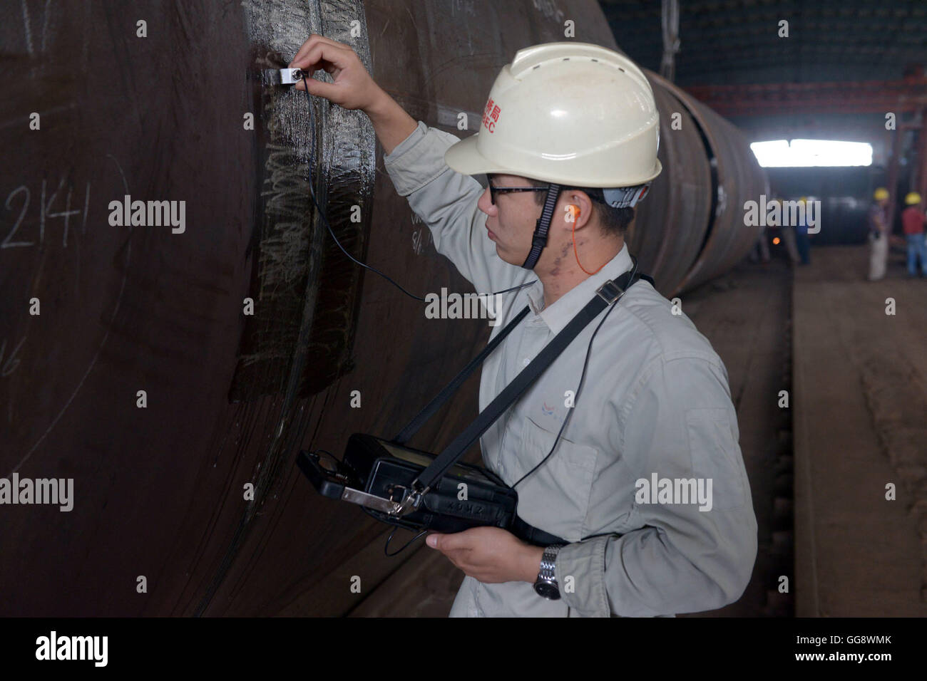 Dhaka, Bangladesh. 9th Aug, 2016. A worker works at the construction ...