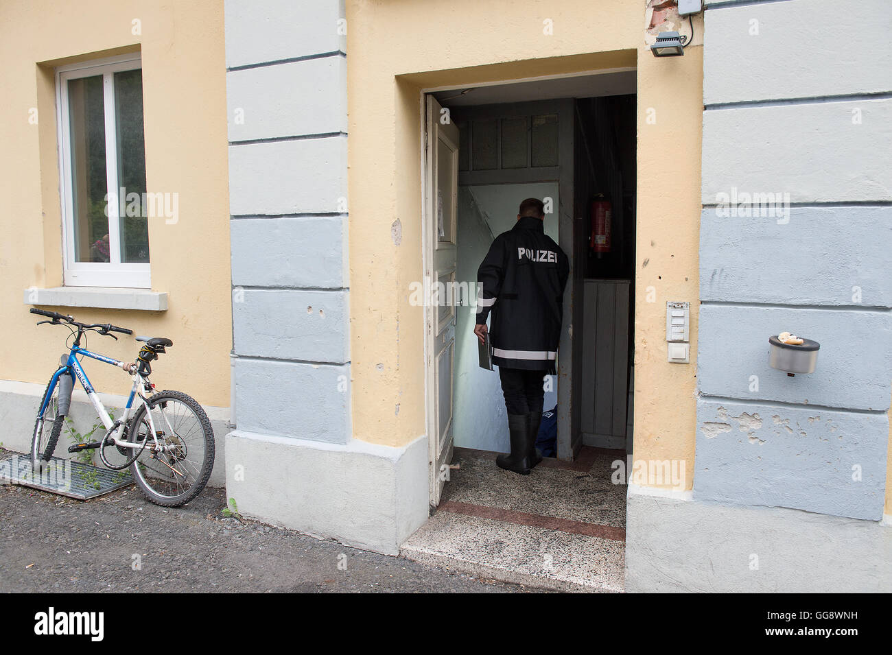 Witzenhausen, Germany. 10th Aug, 2016. An criminal investigator stands ...