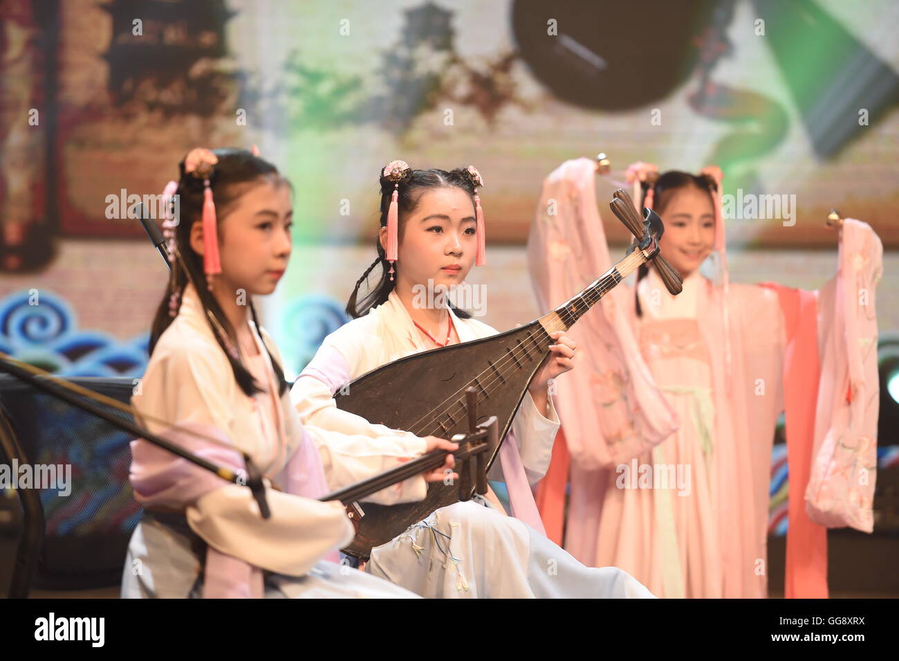 Chinese children singing hi-res stock photography and images - Alamy