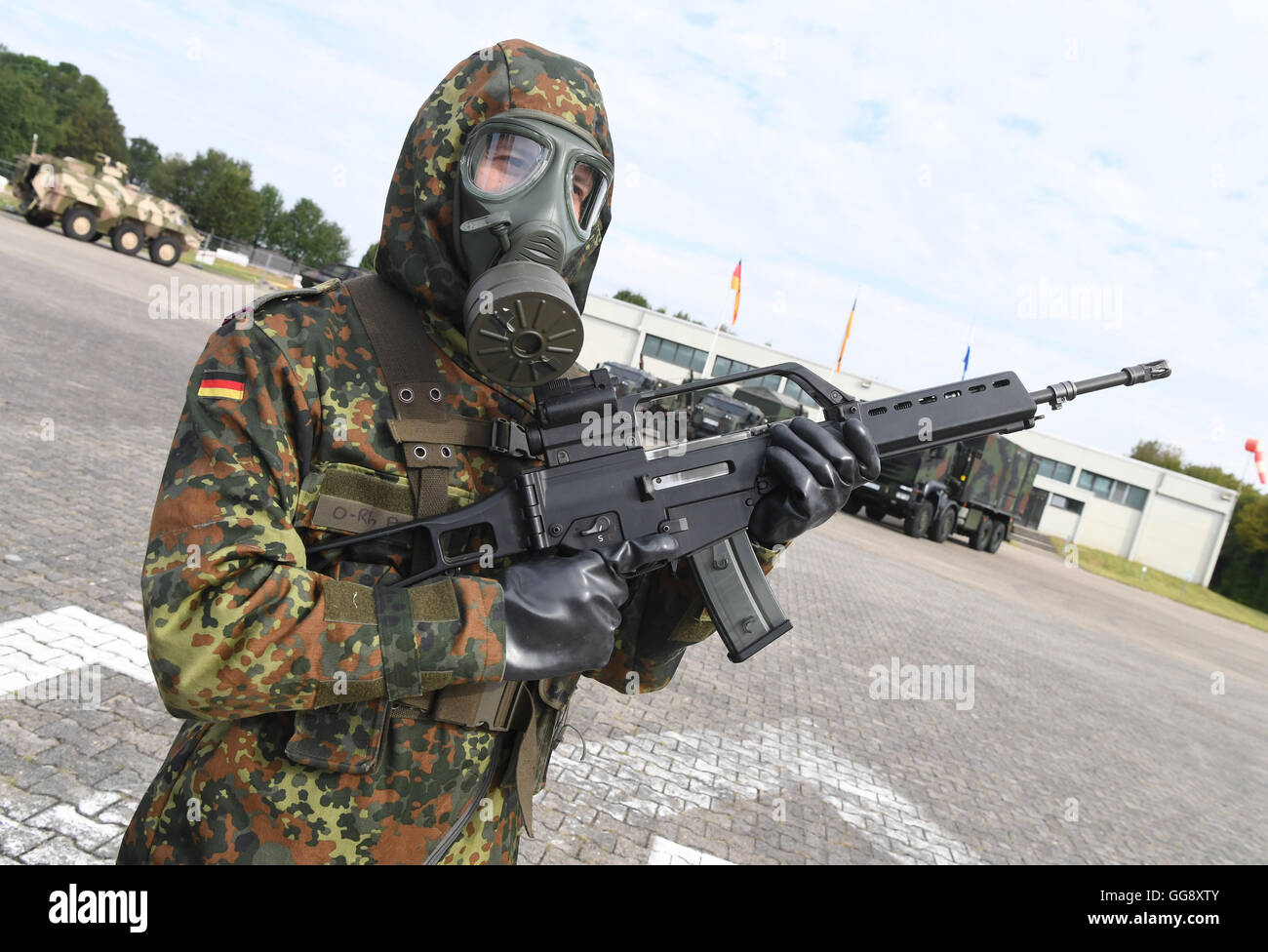 Bruchsal, Germany. 10th Aug, 2016. A soldier of the German Armed Forces ...