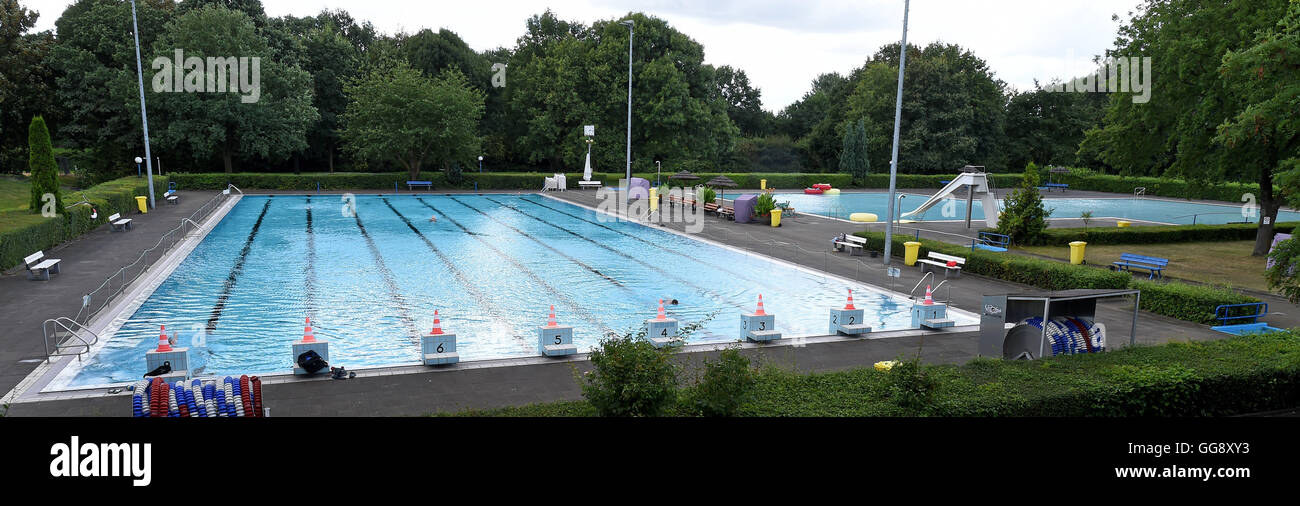Langenhagen, Germany. 10th Aug, 2016. Only a few swimmers can be seen ...