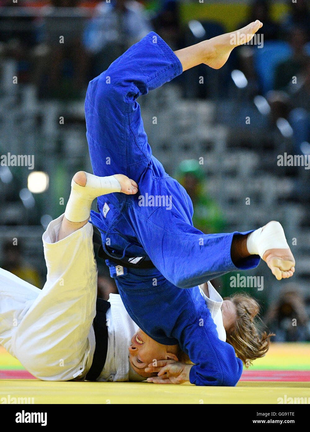 Rio de Janeiro, Brazil. 10th Aug, 2016. Sally Conway (blue) of Great ...