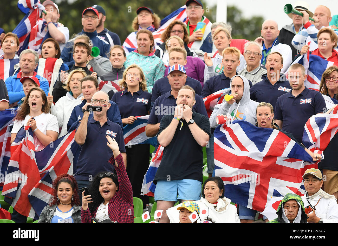 British crowd hi-res stock photography and images - Alamy