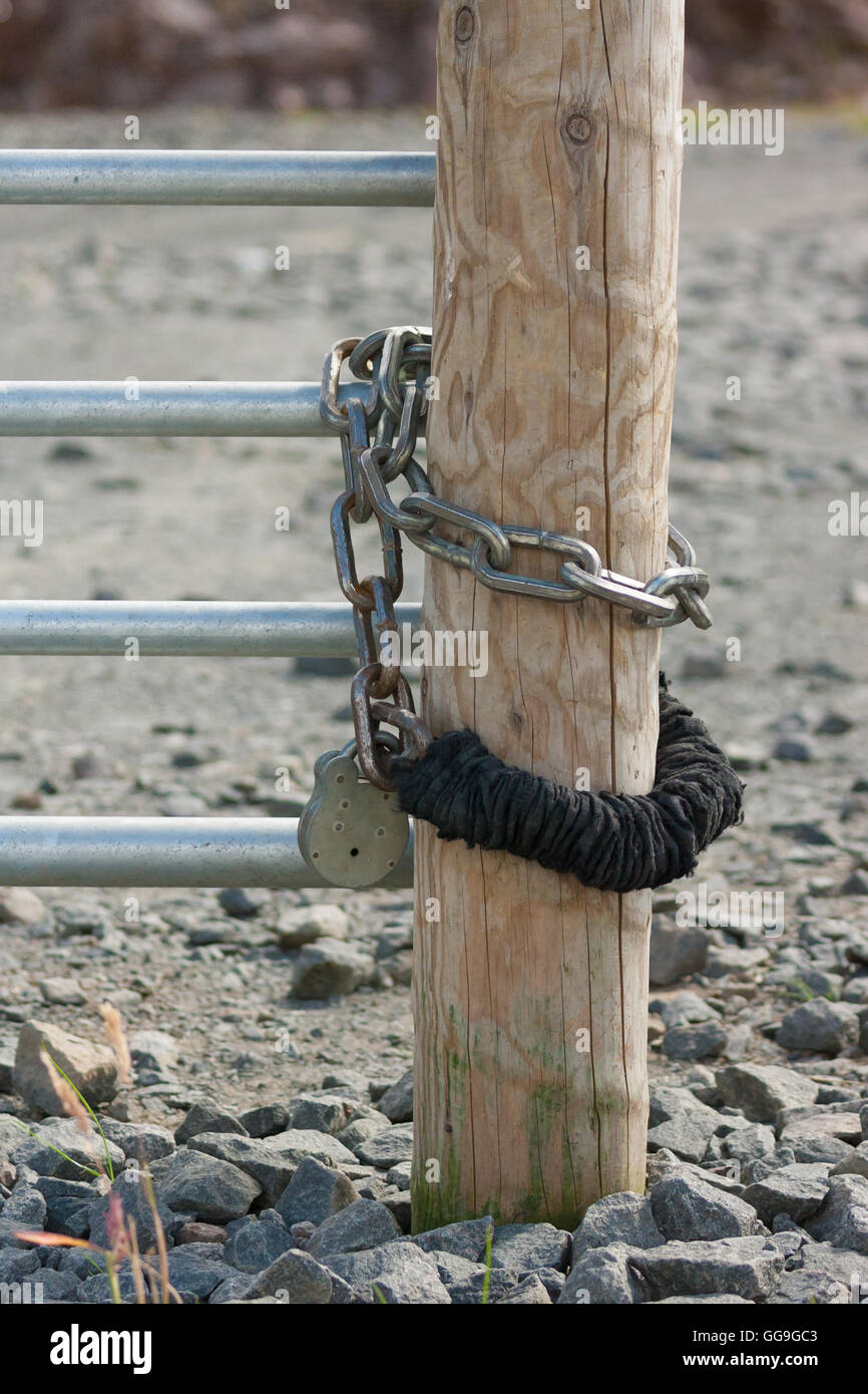 Wooden gate post metal gate hi-res stock photography and images - Alamy