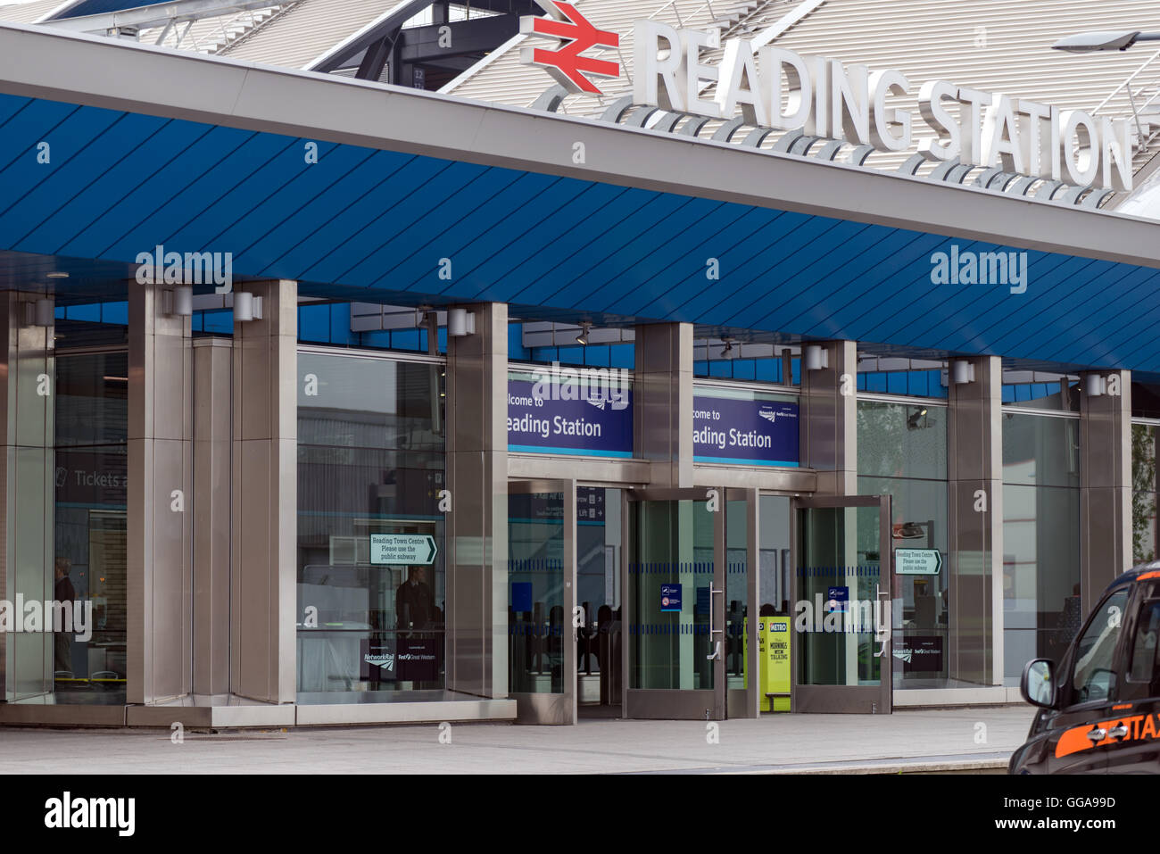 North entrance reading rail station hi-res stock photography and images ...
