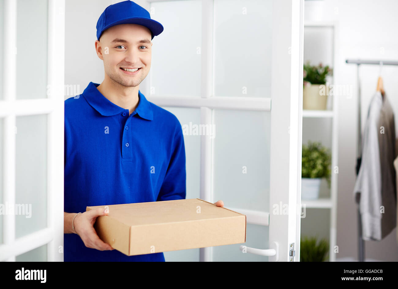 Portrait delivery people smiling hi-res stock photography and images ...