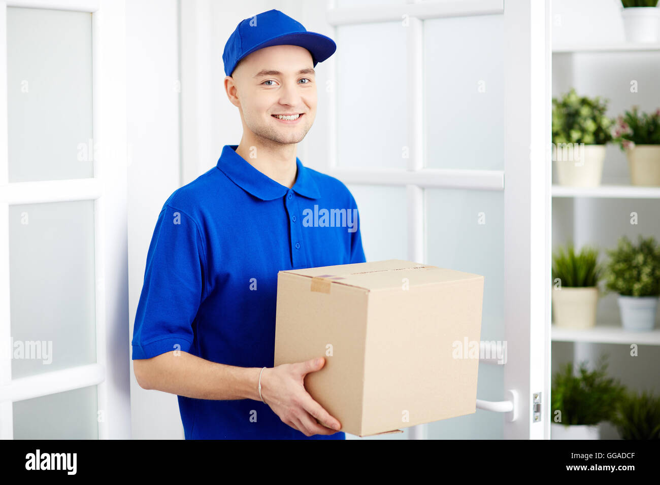 Portrait delivery people smiling hi-res stock photography and images ...