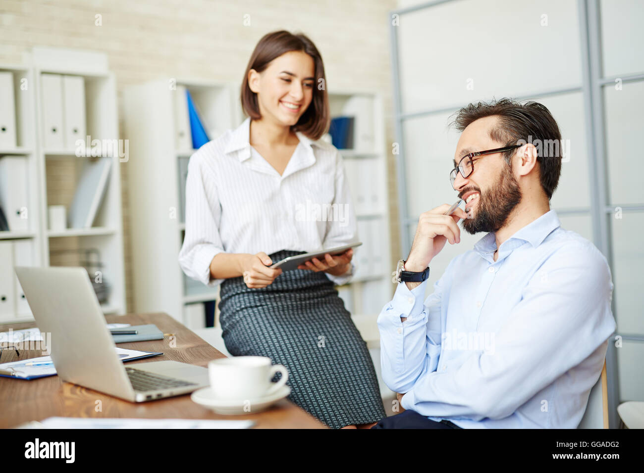 Two corporate business woman hi-res stock photography and images - Alamy