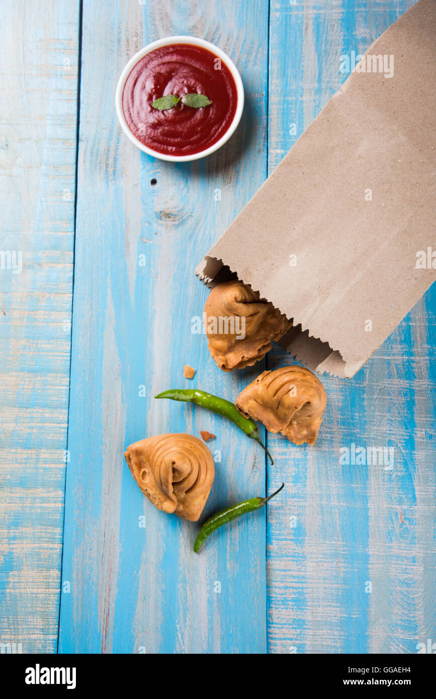 Samosa snack with tomato ketchup and hot tea, Fresh samosas with ...