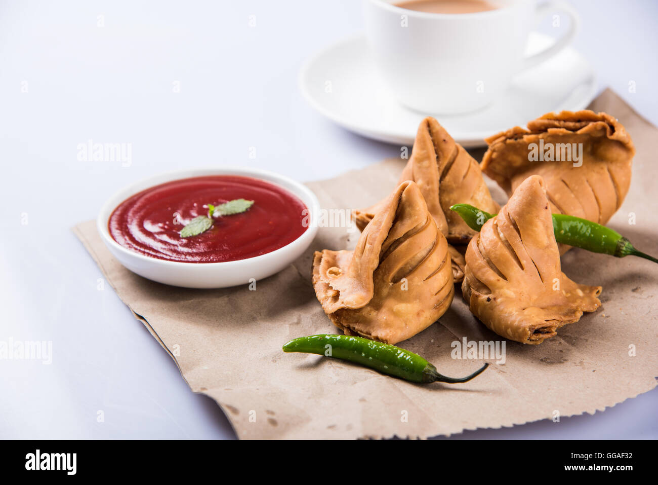Chai with samosa hi-res stock photography and images - Alamy
