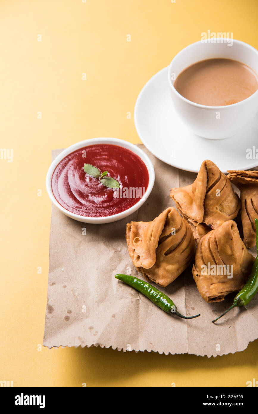 Samosa snack with tomato ketchup and hot tea, Fresh samosas with ...