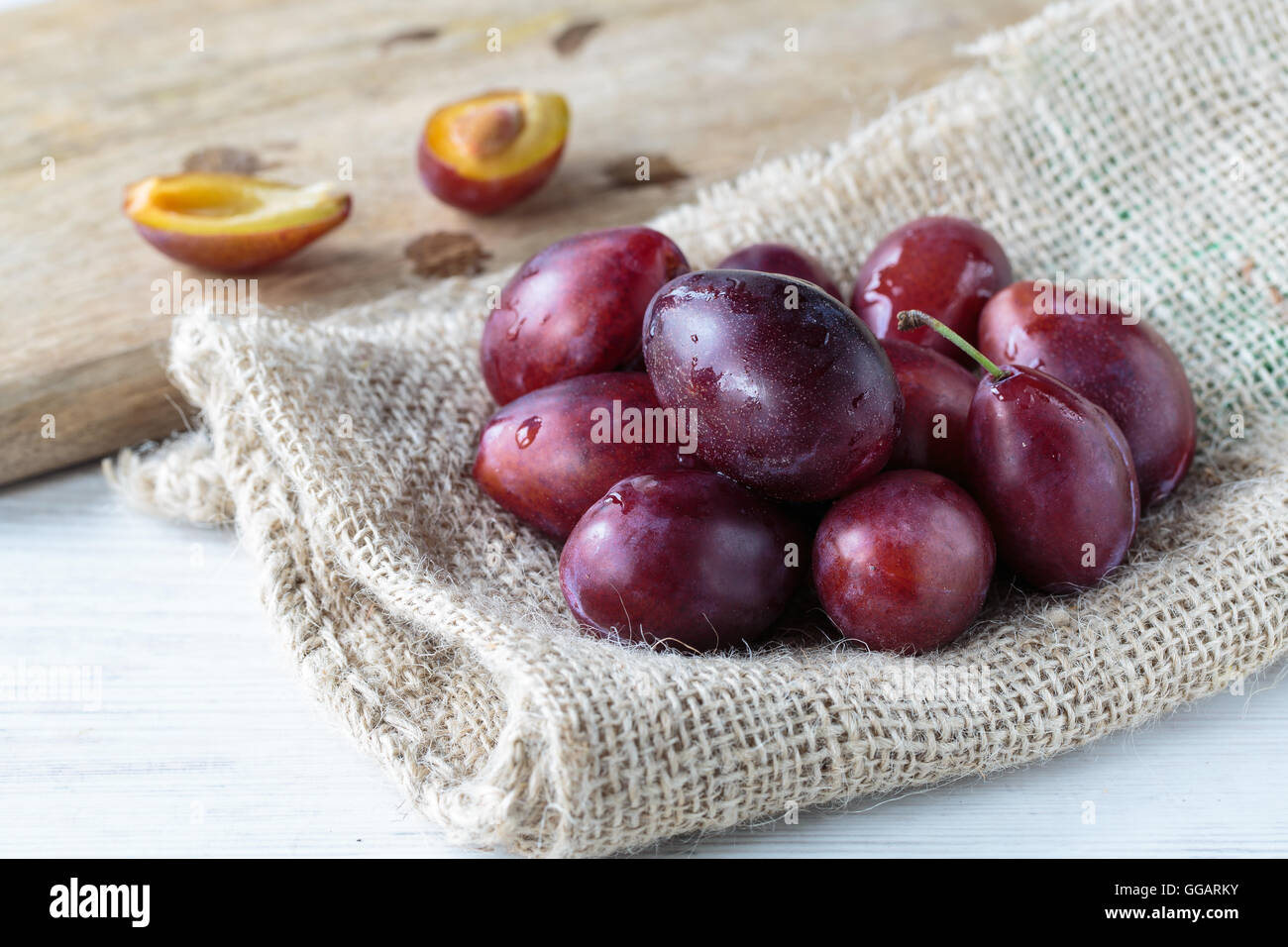 Bunch of fresh purple plums on jute cloth Stock Photo - Alamy