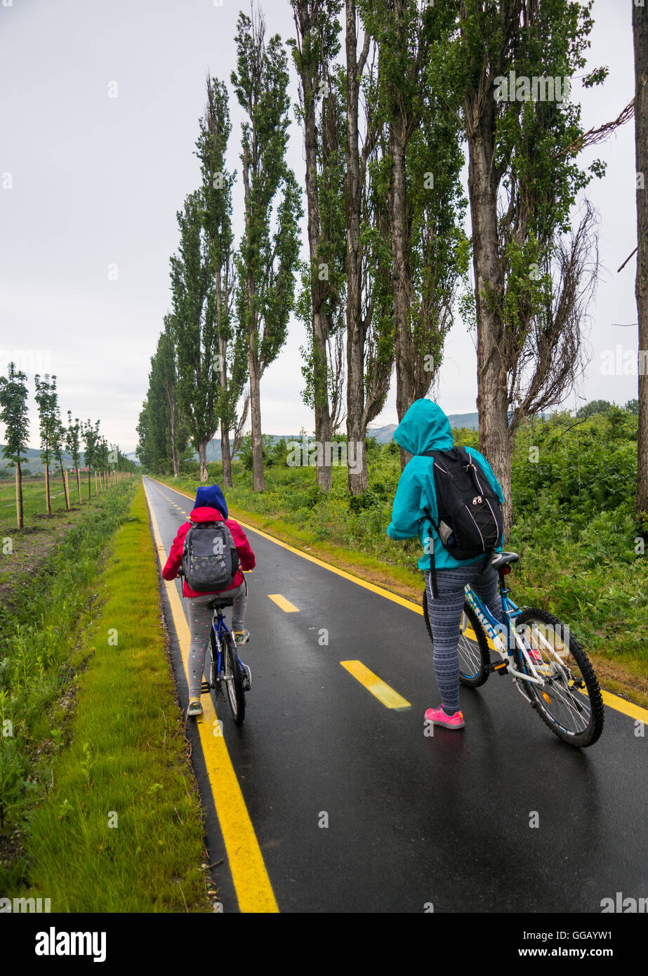 Mother and daughter ride in the cycleway Stock Photo - Alamy