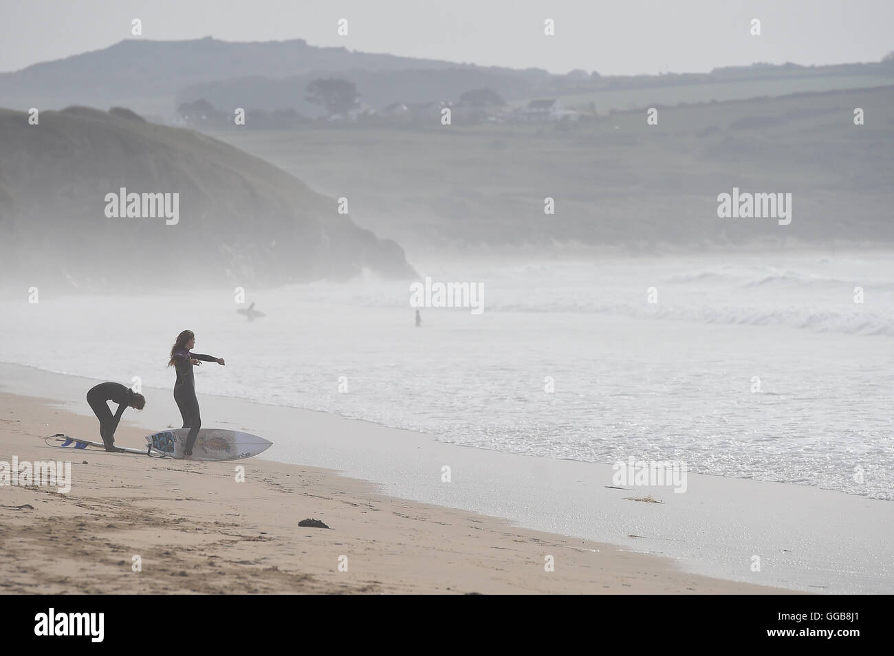 Surfers on the beach preparing to surf Stock Photo - Alamy