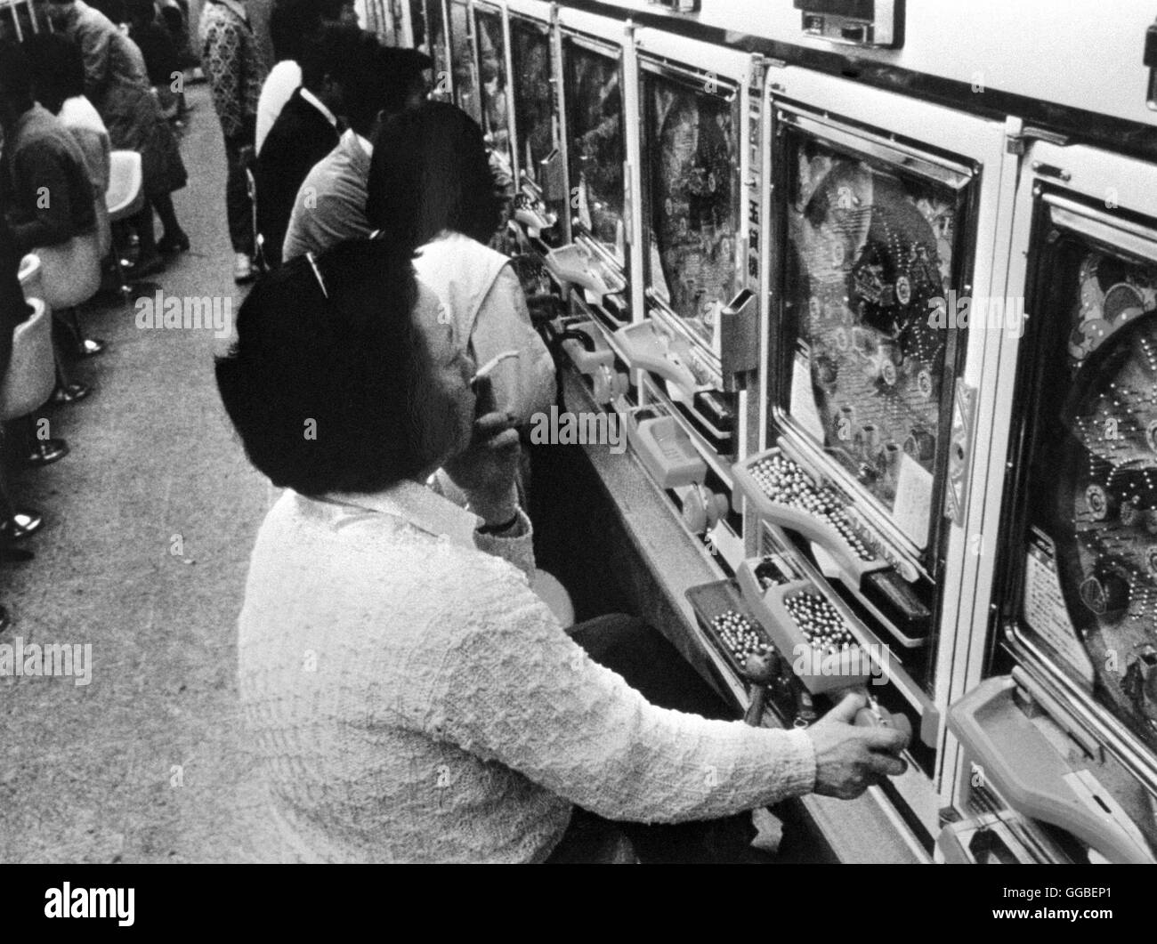 TOKYO-GA USA/D 1985 Wim Wenders Moved by the work of director Yasujiro ...