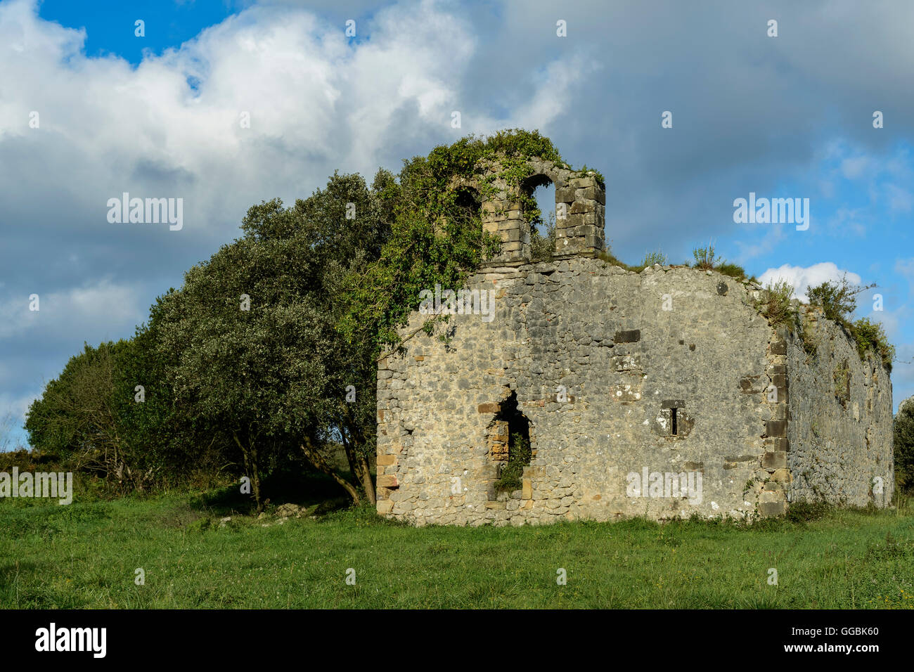 Romanesque ruins hi-res stock photography and images - Alamy