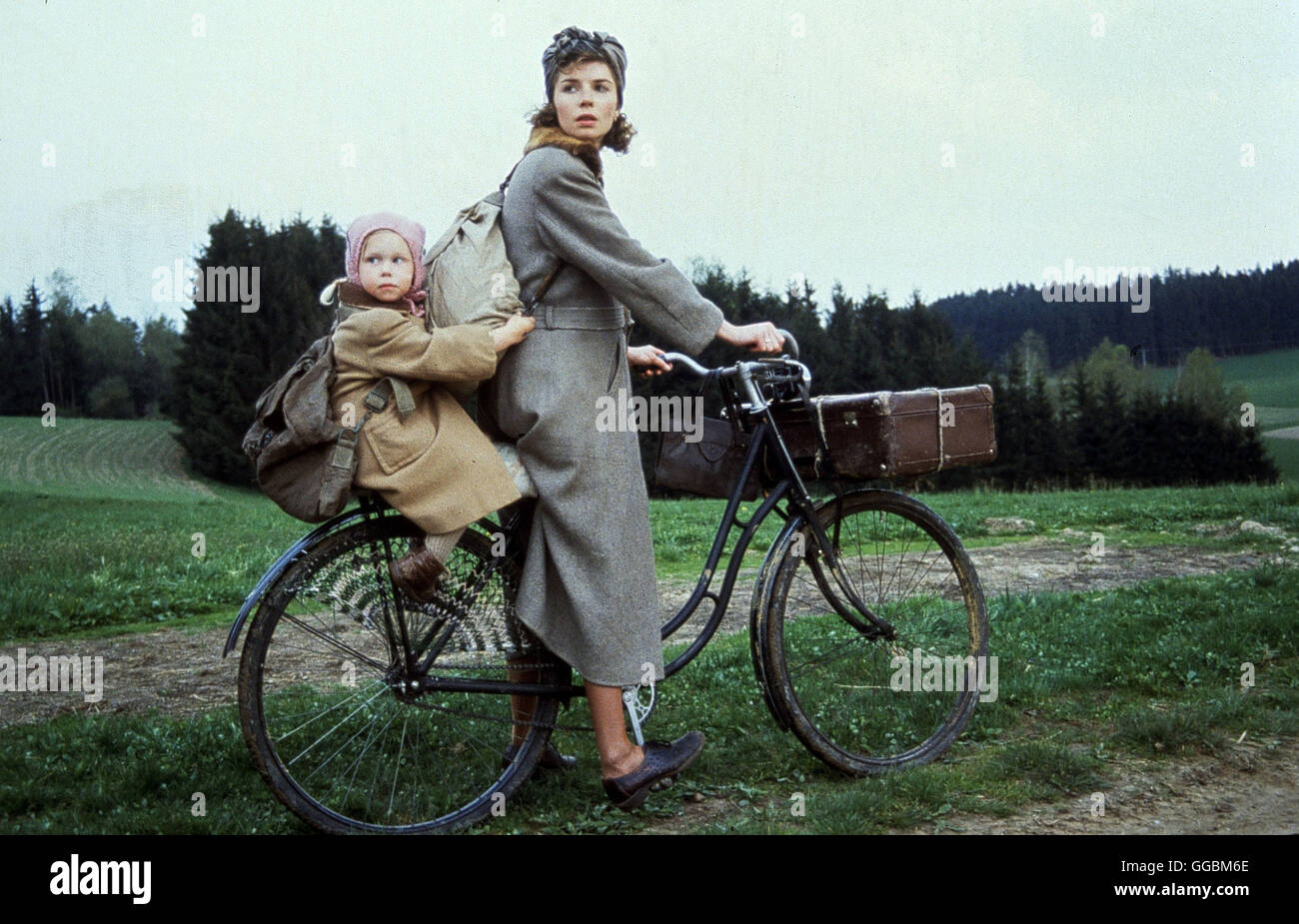 RAMA DAMA / BRD 1990 / Joseph Vilsmaier Kati (DANA VAVROVA) radelt mit ...