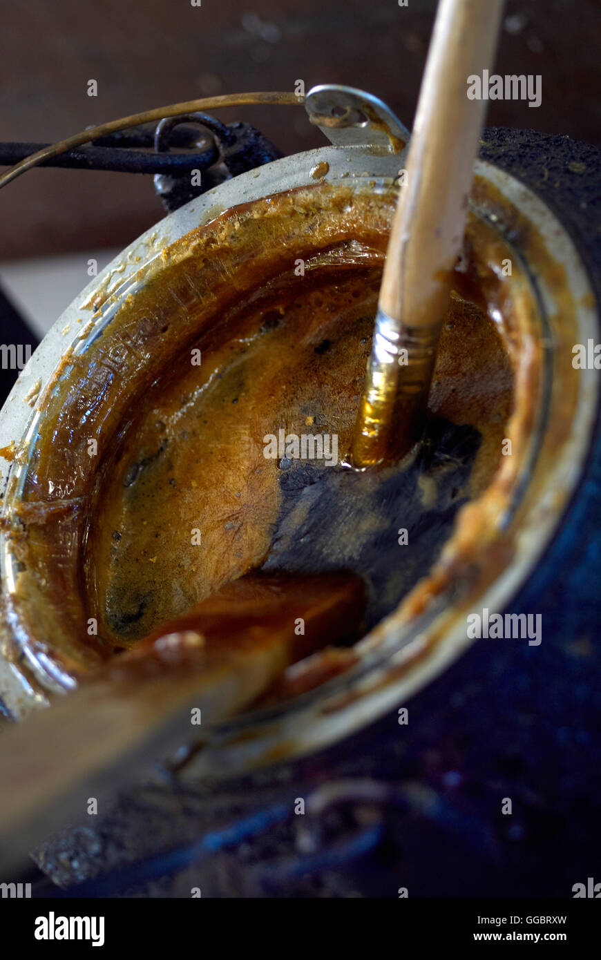 Old glue pot hi-res stock photography and images - Alamy