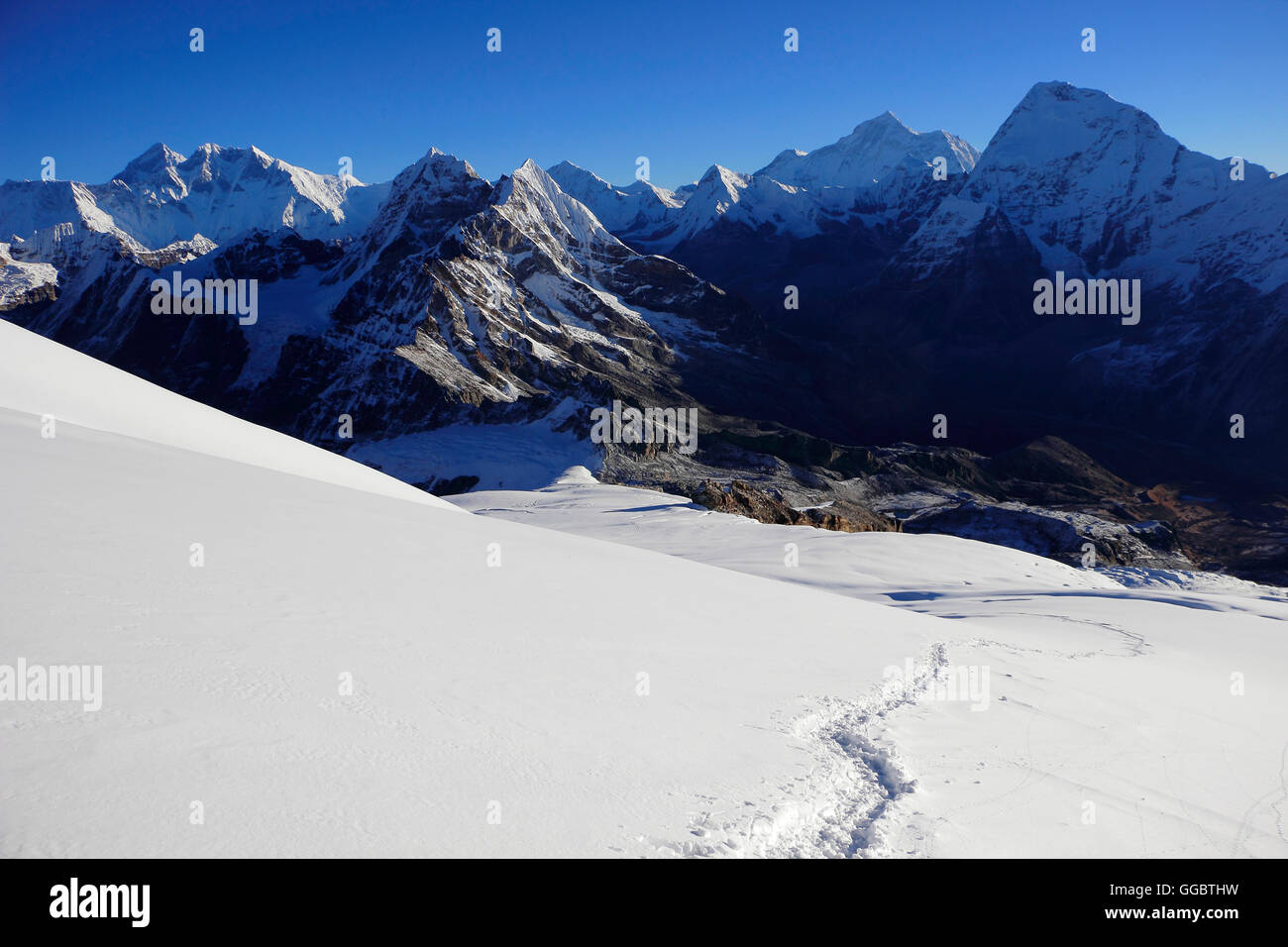 Climbers tracks in snow on desent of Mera peak Stock Photo - Alamy
