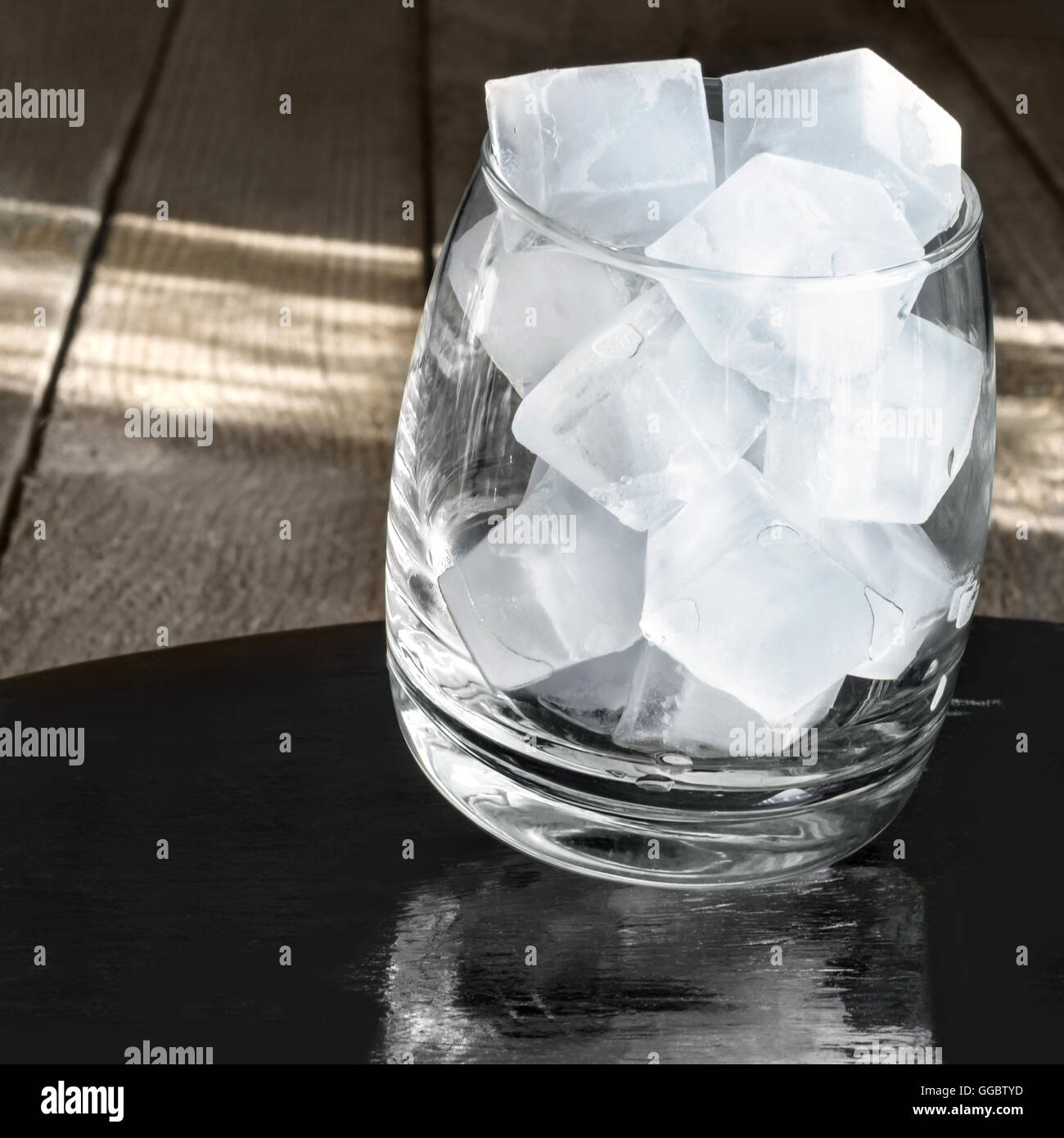 Black and white ice cubes hi-res stock photography and images - Alamy