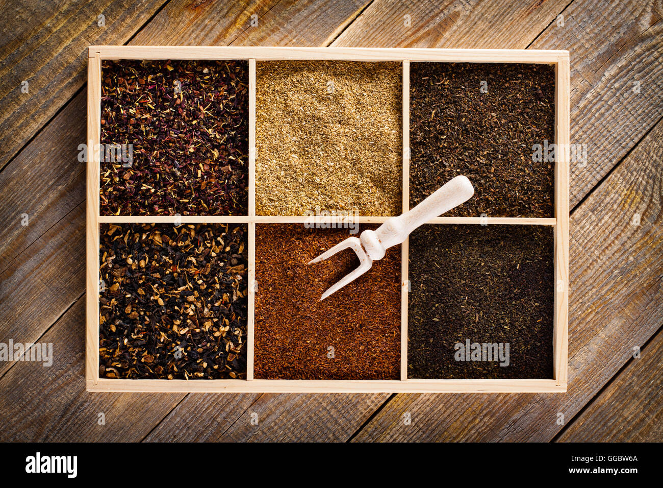 Mixed tea in a wooden box with scoop Stock Photo - Alamy