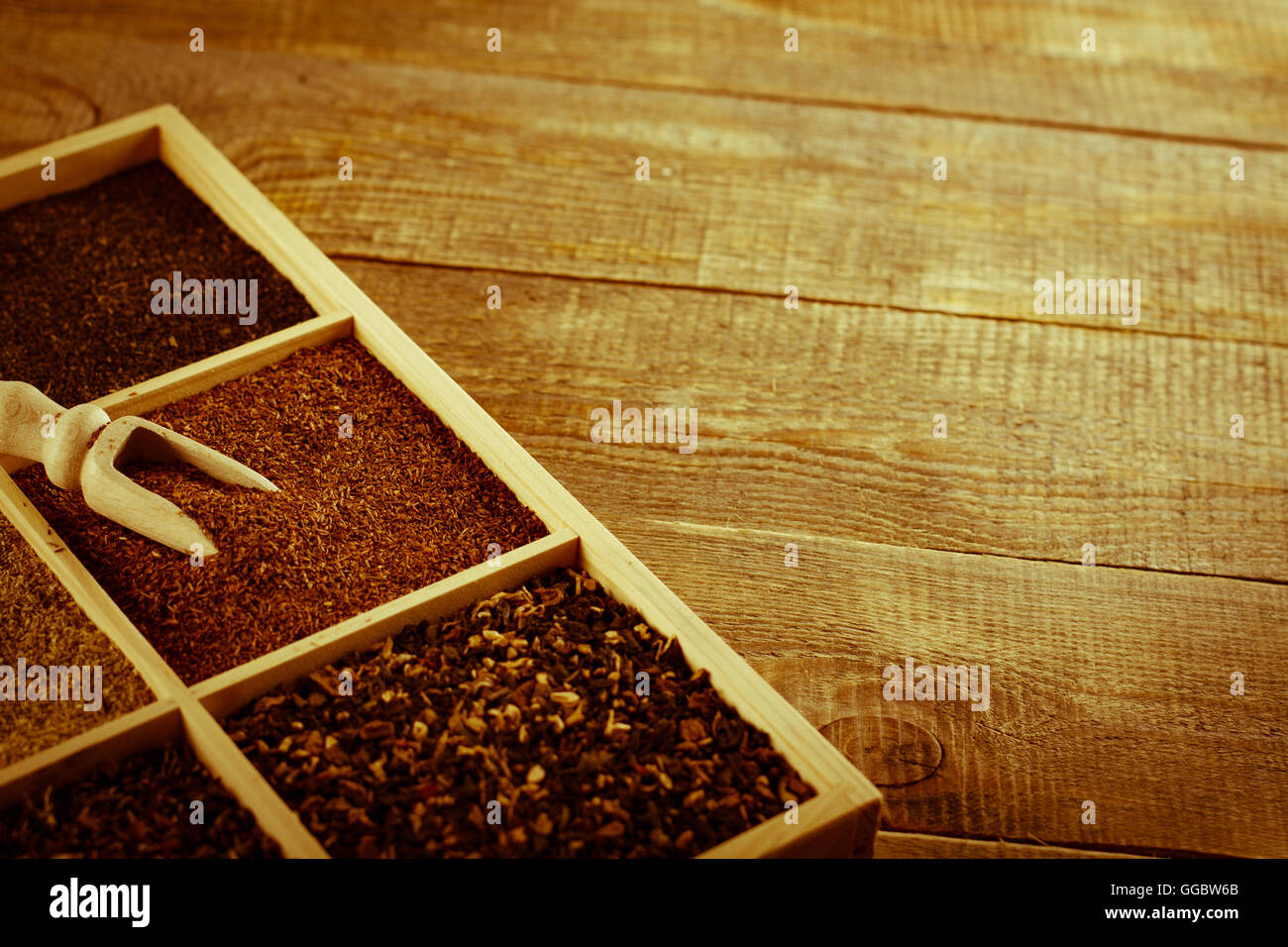 Mixed tea in a wooden box with scoop Stock Photo - Alamy