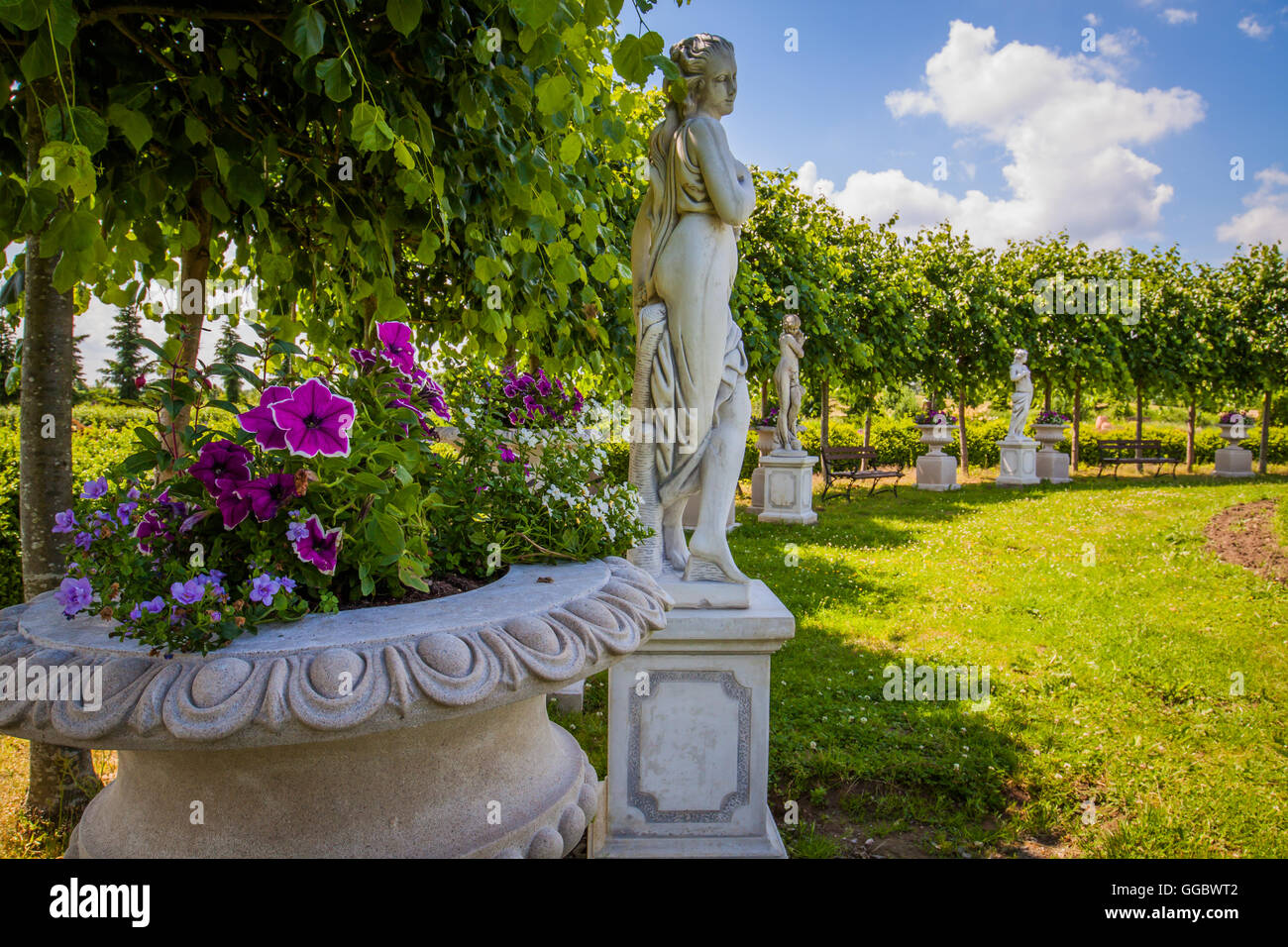 Female roman style statues hi-res stock photography and images - Alamy