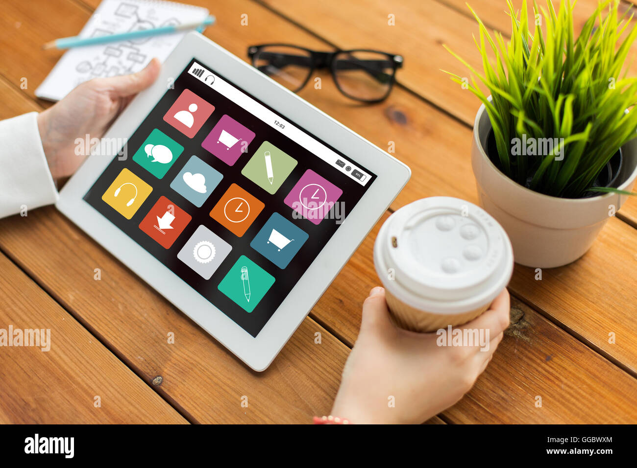 Social media icons tablet screen hi-res stock photography and images ...