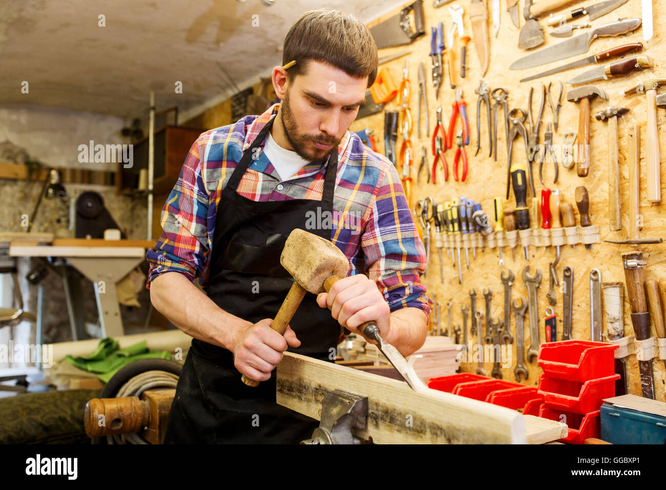 Hammer and chisel hi-res stock photography and images - Alamy